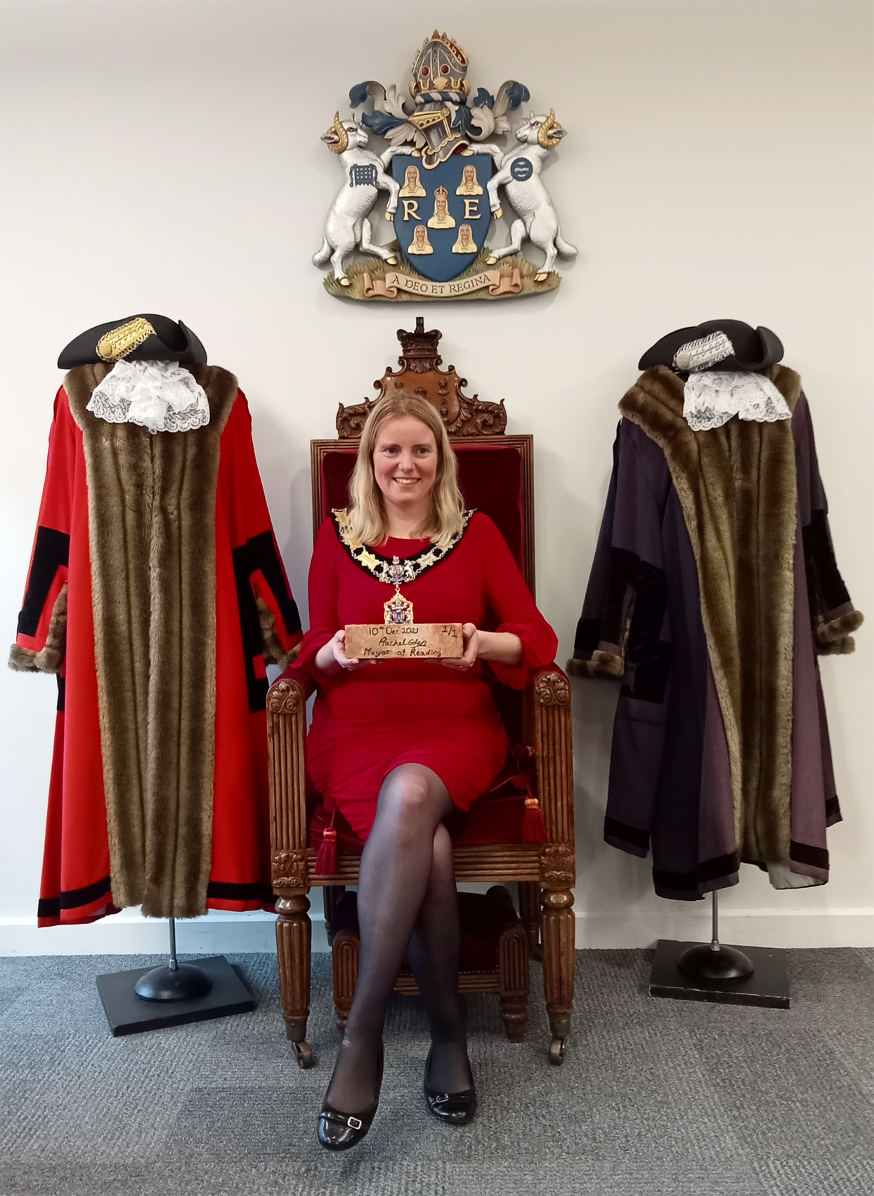 New Mayor Rachel Eden signs brick – Reading-Düsseldorf Association